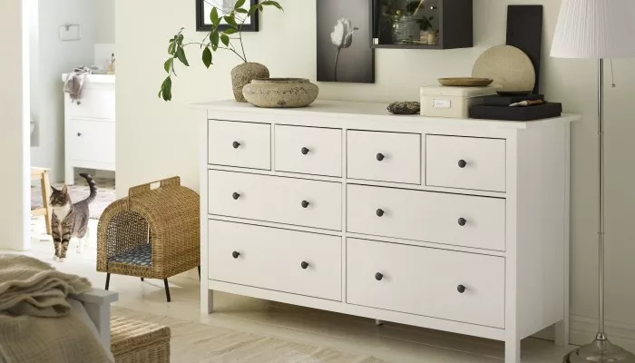 IKEA Tenerife - HEMNES Vitrina con cajones, verde grisáceo/tinte marrón ...